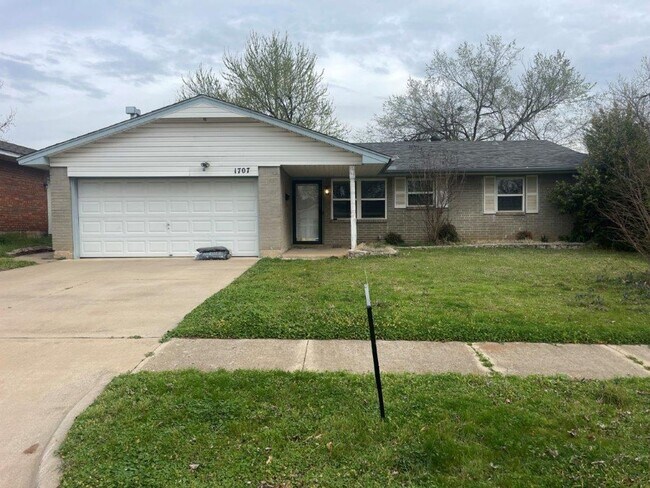 3 bed 1.5 bath in Norman! Partial garage c... - 1707 Village Dr Norman ...