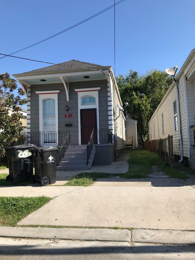 ***$500 Move-In Special*** SPACIOUS 3 BR/2 BA Rental in Mid-City with ...