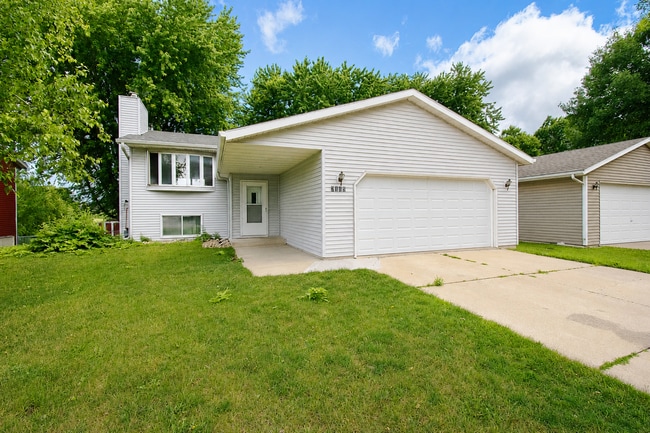 Updated 4br home with private backyard! - 2115 52nd St NW Rochester MN ...