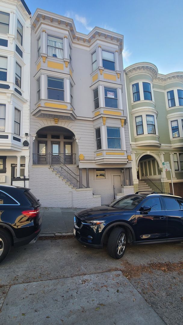 SIGNING BONUS.Edwardian Luminous Flat with... - 445 Chestnut St San ...