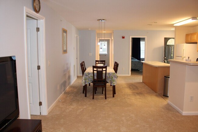 Funished condo located on RT1, just a short drive to the beach ...