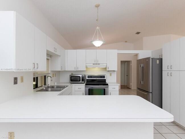 4 br, 3.5 bath House - 15523 SW 42nd Ln - 15523 SW 42nd Ln Miami FL ...