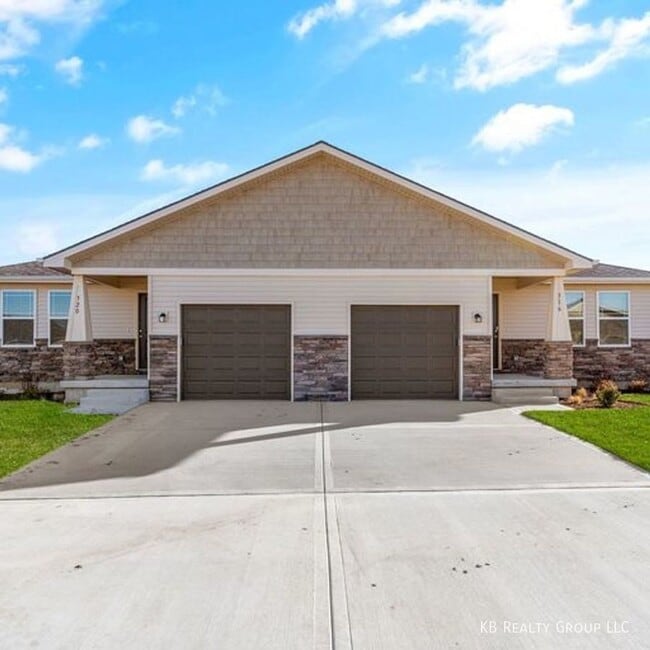 Newer 4 Bed Ranch Style Duplex with Finish... - 312 SE Rose Garden Ln ...