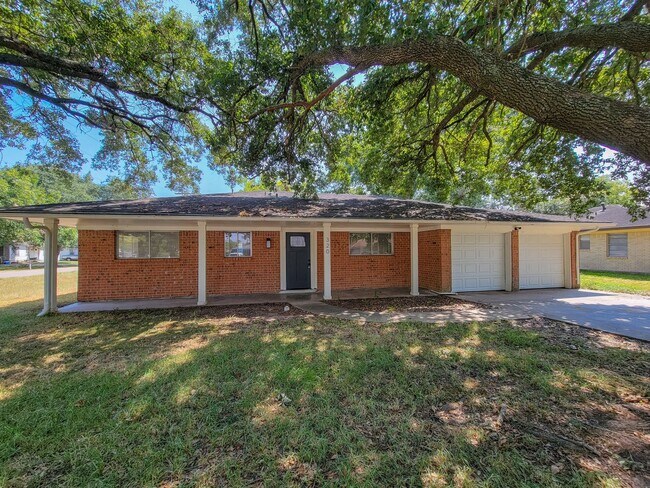 BEAUTIFUL REMODELED UPDATED 3 BEDROOM 2 BA... - 320 Sands St Angleton ...