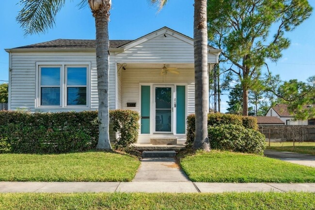 Cozy single family cottage near Ochsner with private driveway and large ...