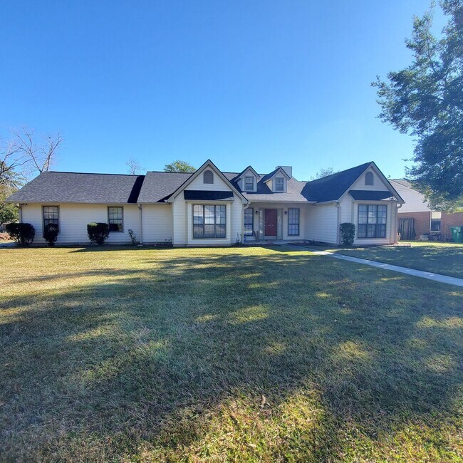 Charming Southern Comfort: A Home to Make ... - 303 Jennifer Cir ...