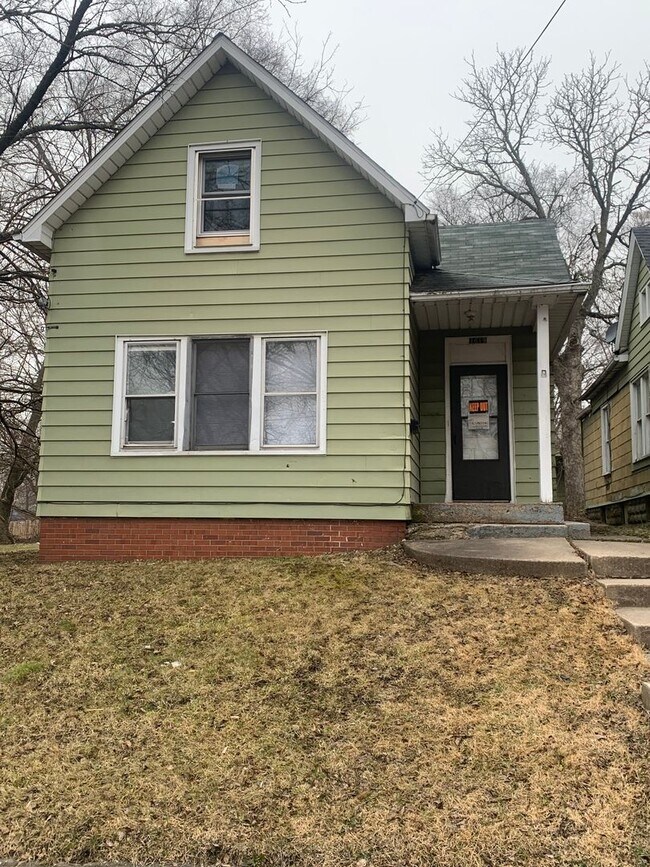 Introducing a newly remodeled 3-bedroom, 1... - 1619 S Easton Ave ... Introducing a newly remodeled 3-bedroom, 1... - 1619 S Easton Ave ...