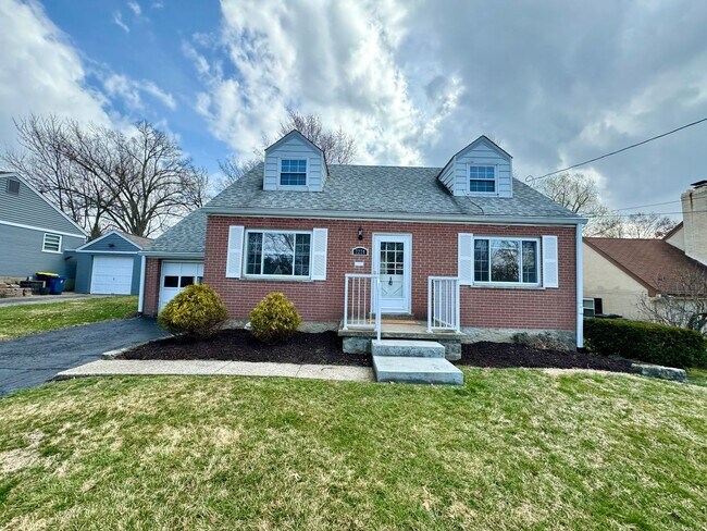 MADERIA- Charming 3 Bed Cape Cod w 1 car g... - 7274 Thomas Dr Madeira ...