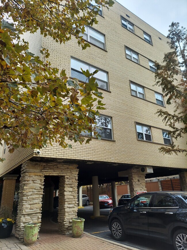530 W Barry Ave - 530 W Barry Ave Chicago IL 60657 | Apartment Finder