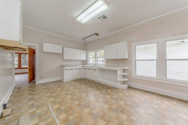 208 Surrey St - 208 LA 728-8 Lafayette LA 70501 | Apartment Finder