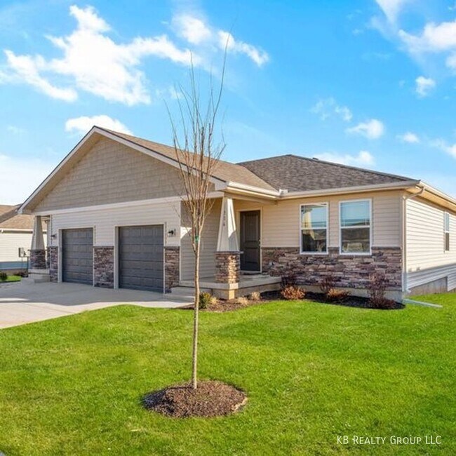 Newer 4 Bed Ranch Style Duplex with Finish... - 308 SE Rose Garden Ln ...