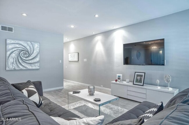 1-bedroom unit offers soaring ceilings, a bright open layout - 5201 N ...