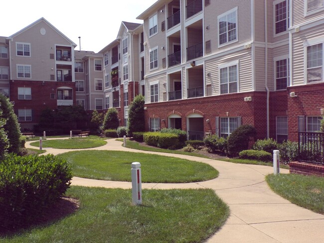 Two Bedroom w/ Den Condo at Exchange at Va... - 4850 Eisenhower Ave ...