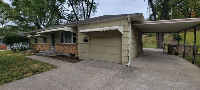 Updated North Kansas City Ranch! - 2645 Seminole Dr North Kansas City ...