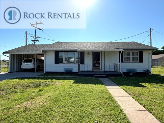 Fresh 2 Bed with Bonus Room on 17th - 1614 N Pleasant St Hutchinson KS ...