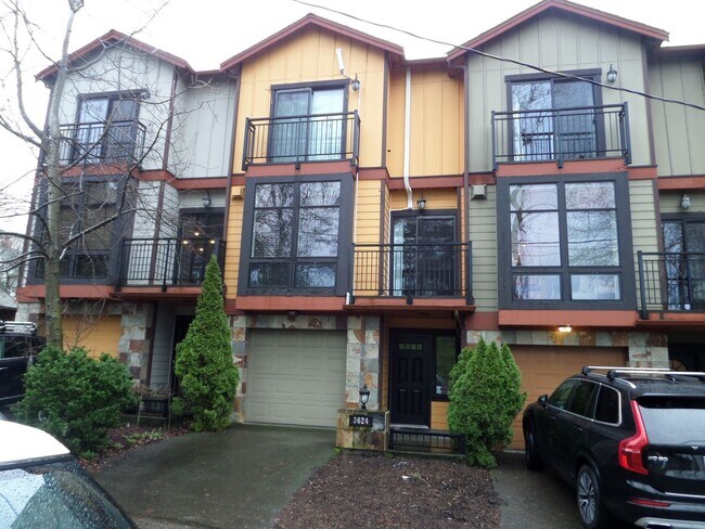 Incredible LARGE 2-Bedroom Townhouse in Fa... - 3624 Winslow Pl N ...