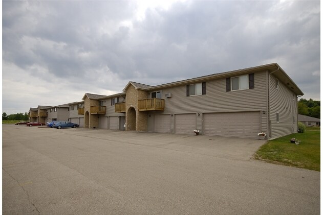 WARRINGTON ESTATES - 304-308 Golf View Rd Cecil WI 54111 | Apartment Finder