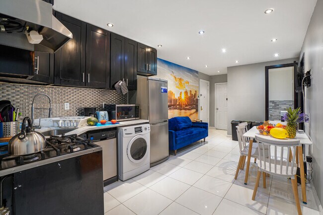 Private room in all-inclusive Co-Living Apt - 346-354 Manhattan Ave New ...