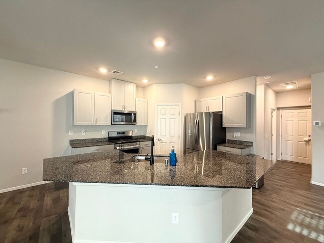 Modern 3-Bedroom townhome with Open Layout, Community Pool & Prime ...