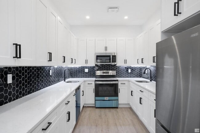 Massive 3 bed 2 bath in the heart of willi... - 745 Flushing Ave ...