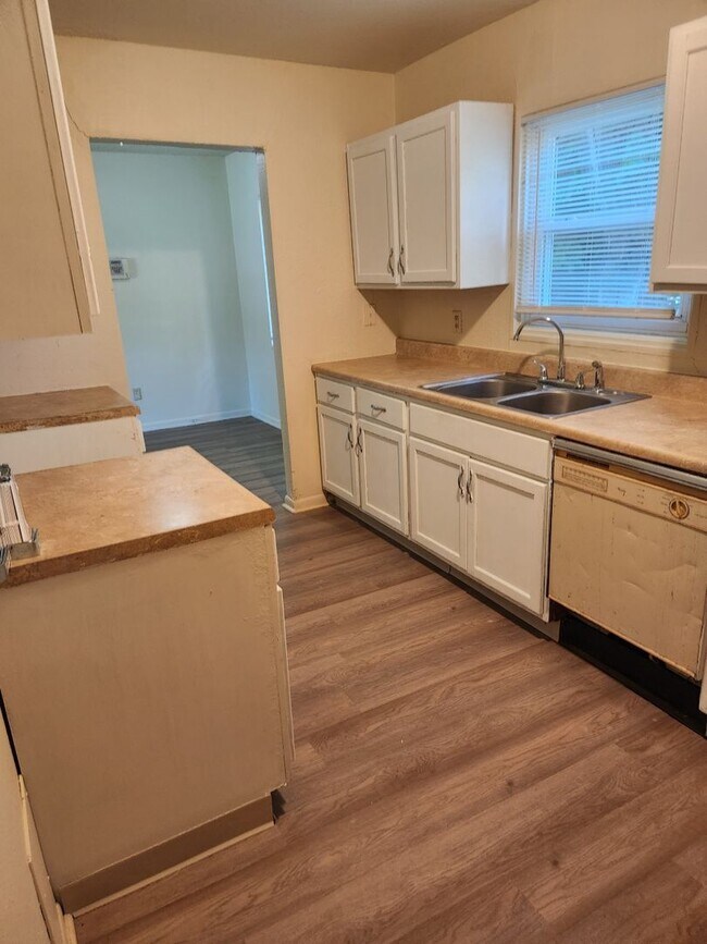 Murphy-1419 - 1419 SW Glencoe St Topeka KS 66611 | Apartment Finder