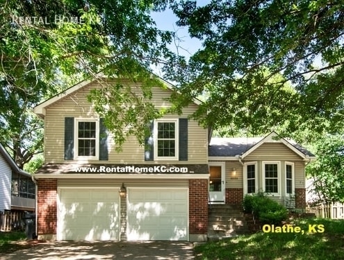 Open-concept Split Level w/Walkout lower l... - 12521 S Cottonwood Dr ...
