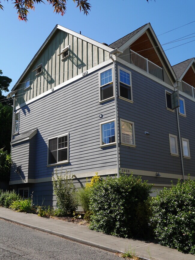 4 Bedroom Townhouse Blocks from Seattle Un... - 2020 E Terrace St ...
