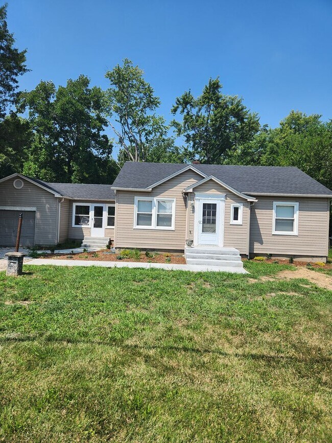 Updated Bungalow - 2787 Charlestown Rd New Albany IN 47150 | Apartment ...