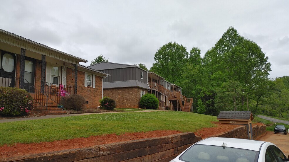 1471 Old US 52 S - 1471 Old US 52 S Pilot Mountain NC 27041 | Apartment ...