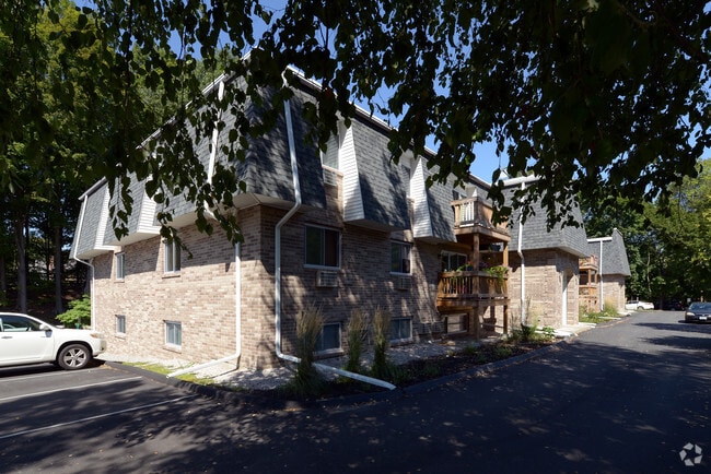 Dean Estates - 383-435 Oaklawn Ave Cranston RI 02920 | Apartment Finder