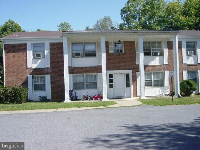 8 Mosby Ct - 8 Mosby Ct Round Hill VA 20141 | Apartment Finder