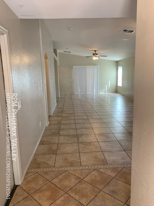 4X2 Single level split floor plan & carpet... - 3417 S 96th Ave ...