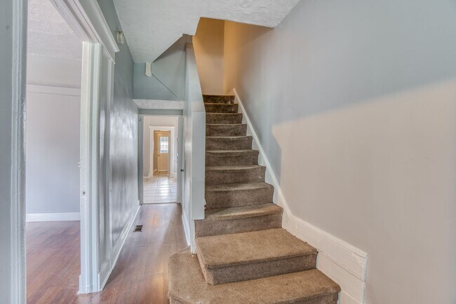 HUGE 7 Bedroom Plus Den RENTAL in Baltimor... - 2924 Rockrose Ave ...