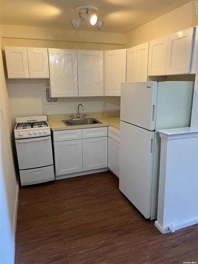190 W Merrick Rd - 190 W Merrick Rd Freeport NY 11520 | Apartment Finder