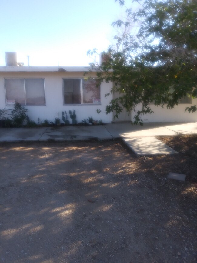 11865 Chamberlaine Way - 11865 Chamberlaine Way Adelanto CA 92301 ...