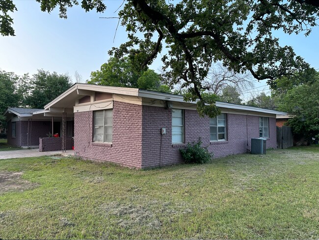 Walnut St Duplex - 101 N Walnut St Waco TX 76705 | Apartment Finder