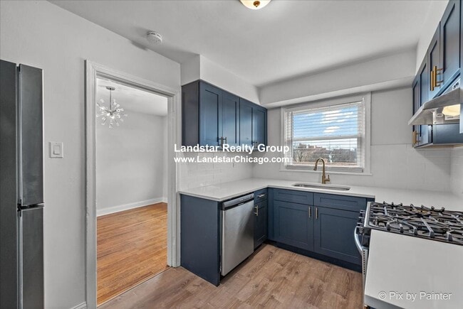 2735 W Berwyn Ave - 2735 W Berwyn Ave Chicago IL 60625 | Apartment Finder
