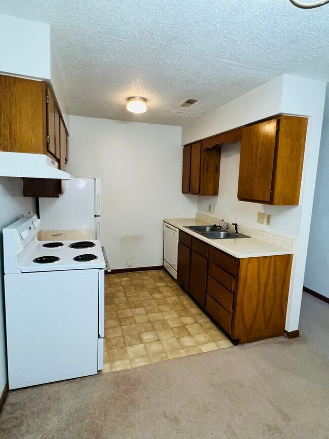 Charming Townhome, Prime Location, Cozy Li... - 1322 S Jackson St Junction City KS 66441 ...