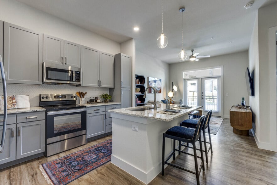 Lenox Oaks - 3810 Drexel Dr Houston TX 77027 | Apartment Finder