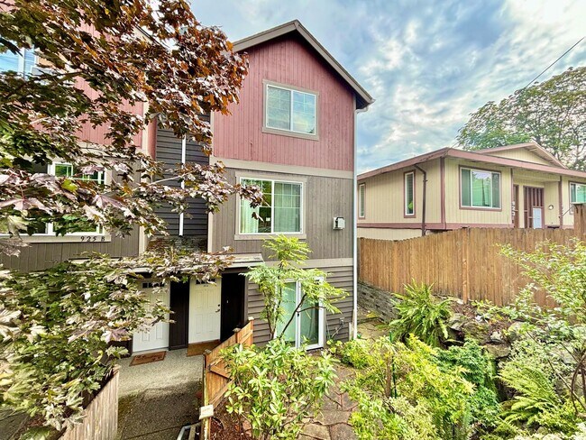 Stunning Tri-Level Townhome in Seattle’s V... - 925 N 97th St Seattle ...