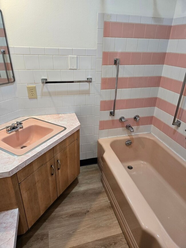 1 level Mid Century Beauty! 3 Bd/ 3 ba Main Floor Unit - 11440 NE ...