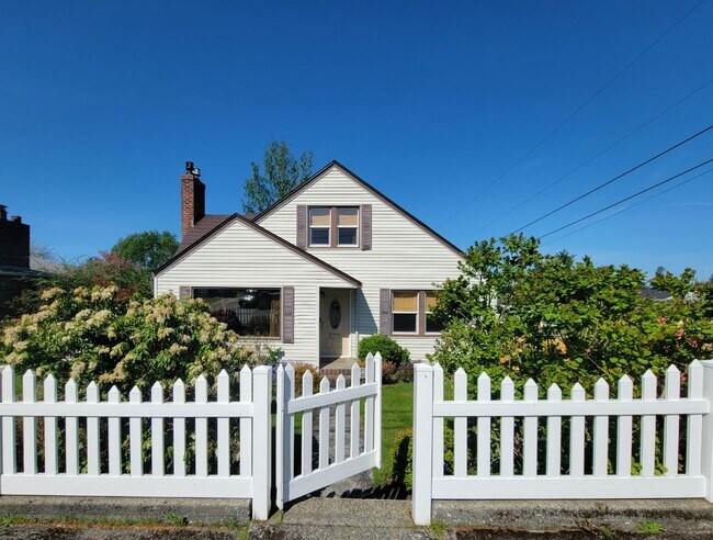 Fully Furnished 3 bedroom home in Manette ... - 2107 Perry Ave ...