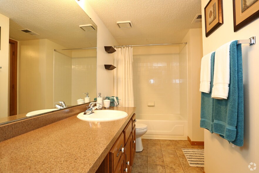 Country Club Place Apartments - 1400 Aberdeen Ct Saint Charles MO 63303 ...