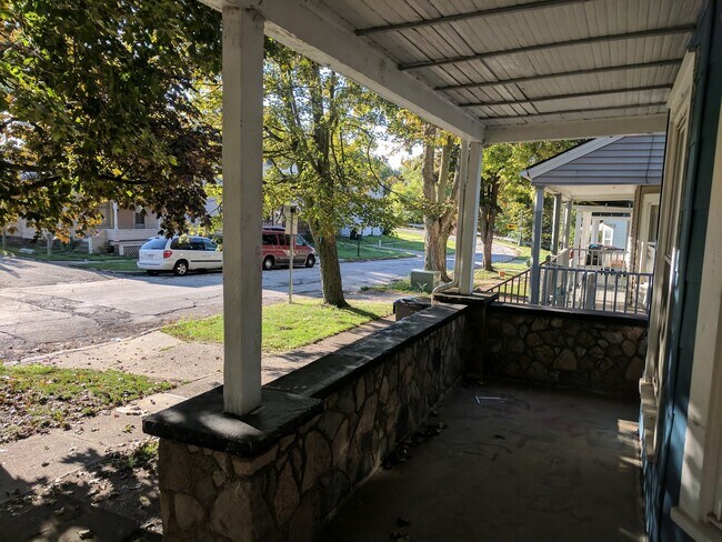 Attractive 6 Bedroom Bungalow - Section 8 OK! - 211 Chestnut St North ...