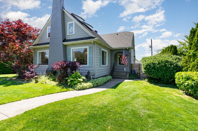 1525 45th Ave SW - 1525 45th Ave SW Seattle WA 98116 | Apartment Finder