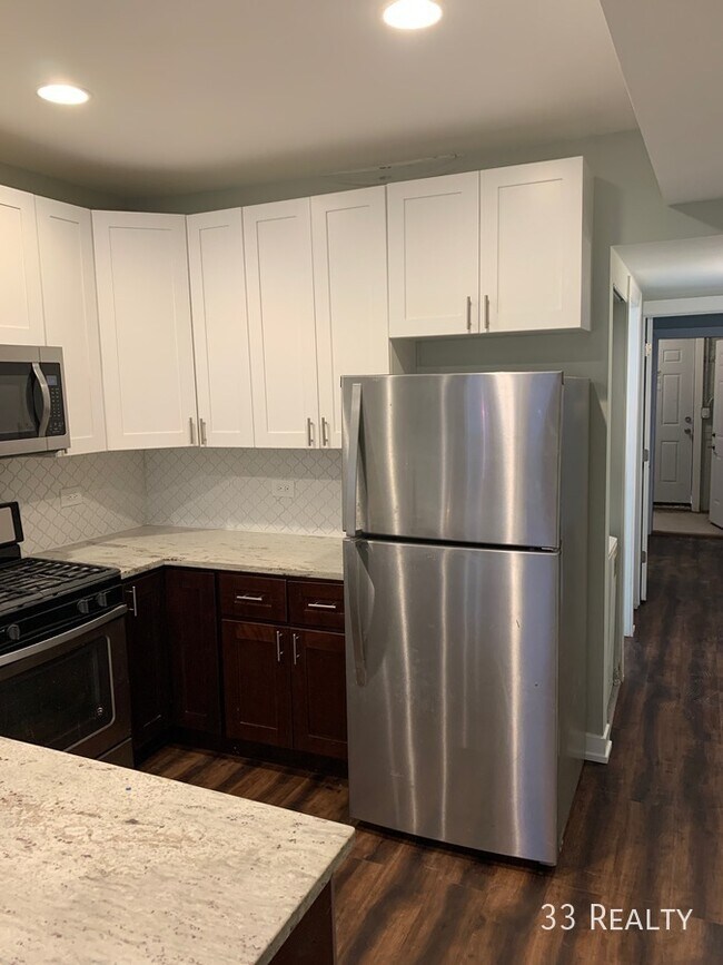 Stunning GARDEN UNIT / W/D IN UNIT - 2BR/2... - 3015 W Wellington Ave ...