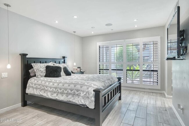 1-bedroom unit offers soaring ceilings, a bright open layout - 5201 N ...