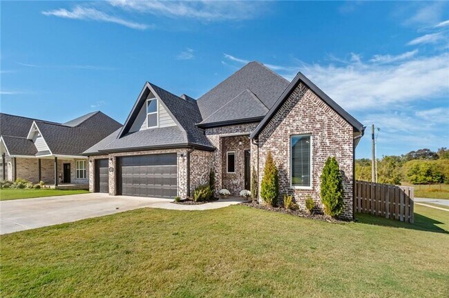 Beautiful Big Family Home In The Heart of ... - 369 Waterfall Ln ...