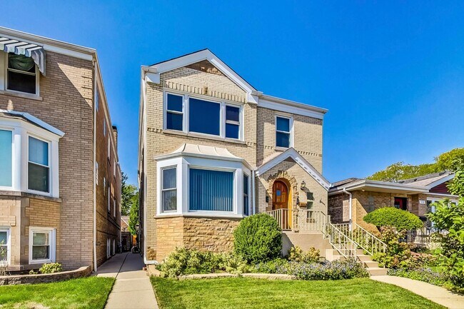 Meade Building - 5644 N Meade Ave Chicago IL 60646 | Apartment Finder