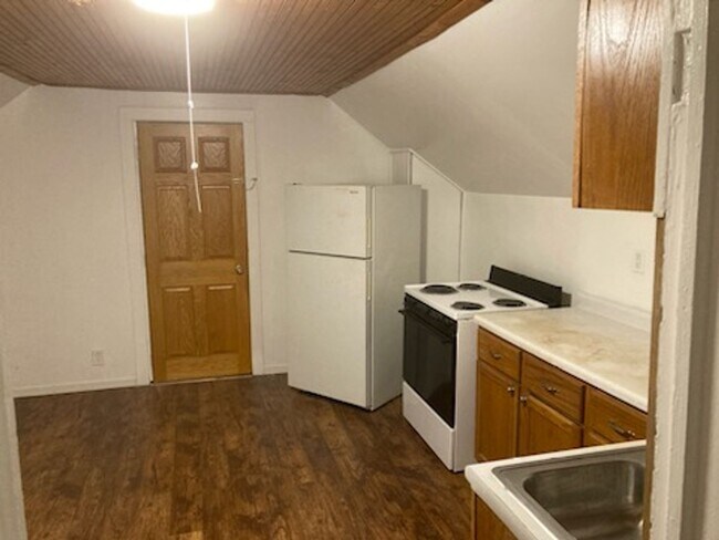 Cozy Upper Level 1 Bedroom Apartment Avail... - 517 W Cavour Ave Fergus ...